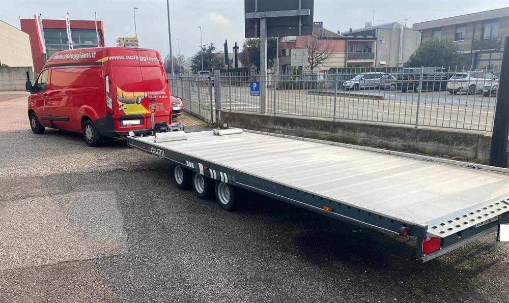 Noleggio carrello triassi per trasporto auto portata utile 2 - Lecco